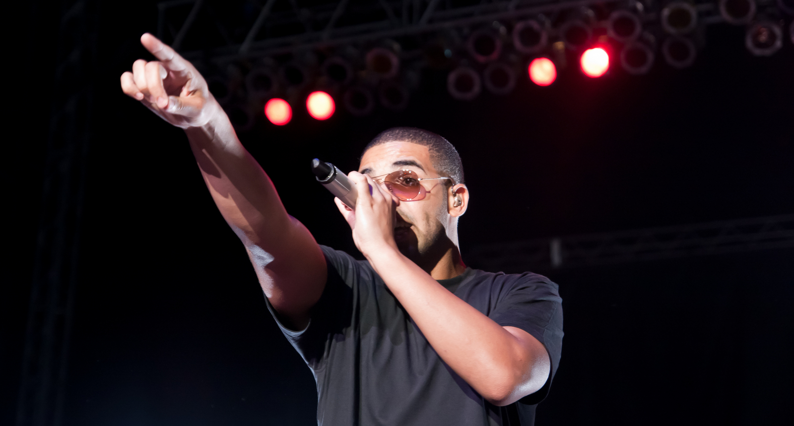 Drake Giving Away 10% Of Gambling Winnings In Promotion - Poker News